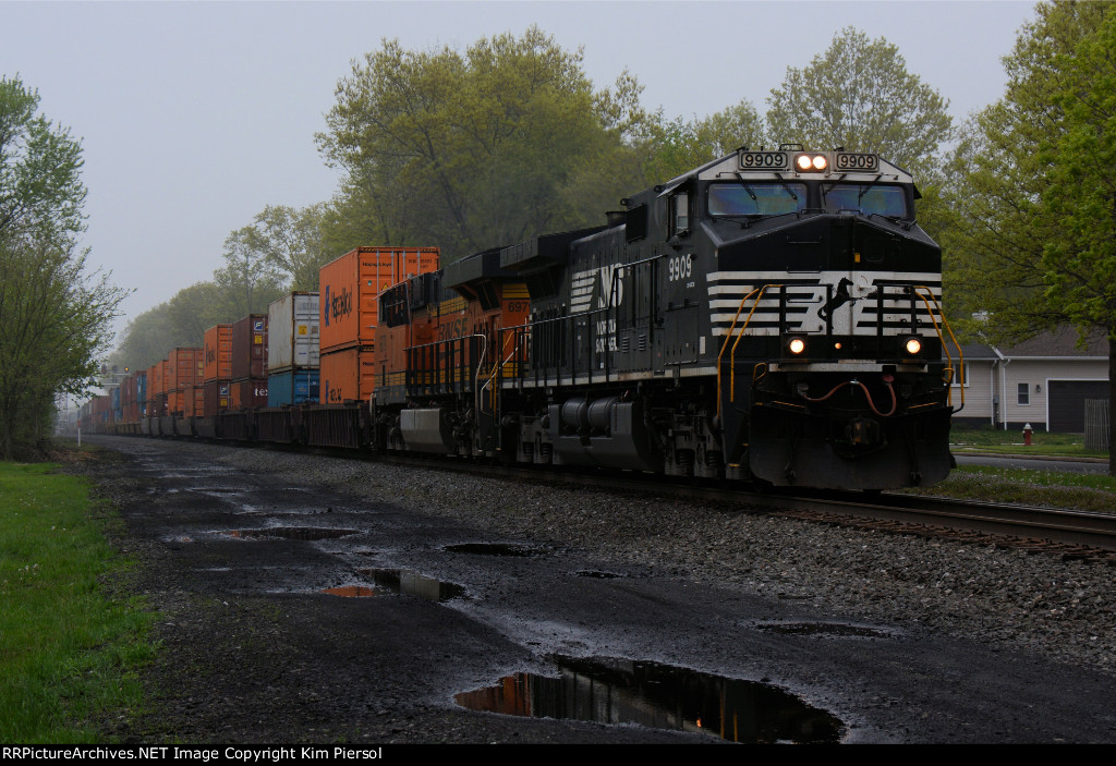 NS 9909 BNSF 6979 22V